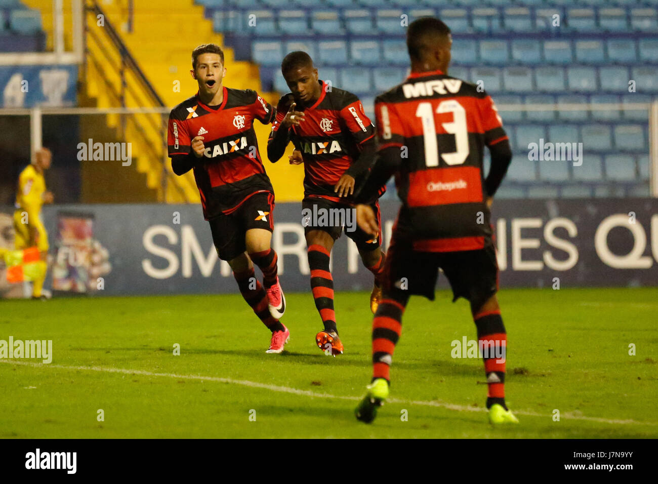 FLORIAN'POLIS, SC - 25.05.2017: AVAÍ X FLAMENGO - Players from the ...