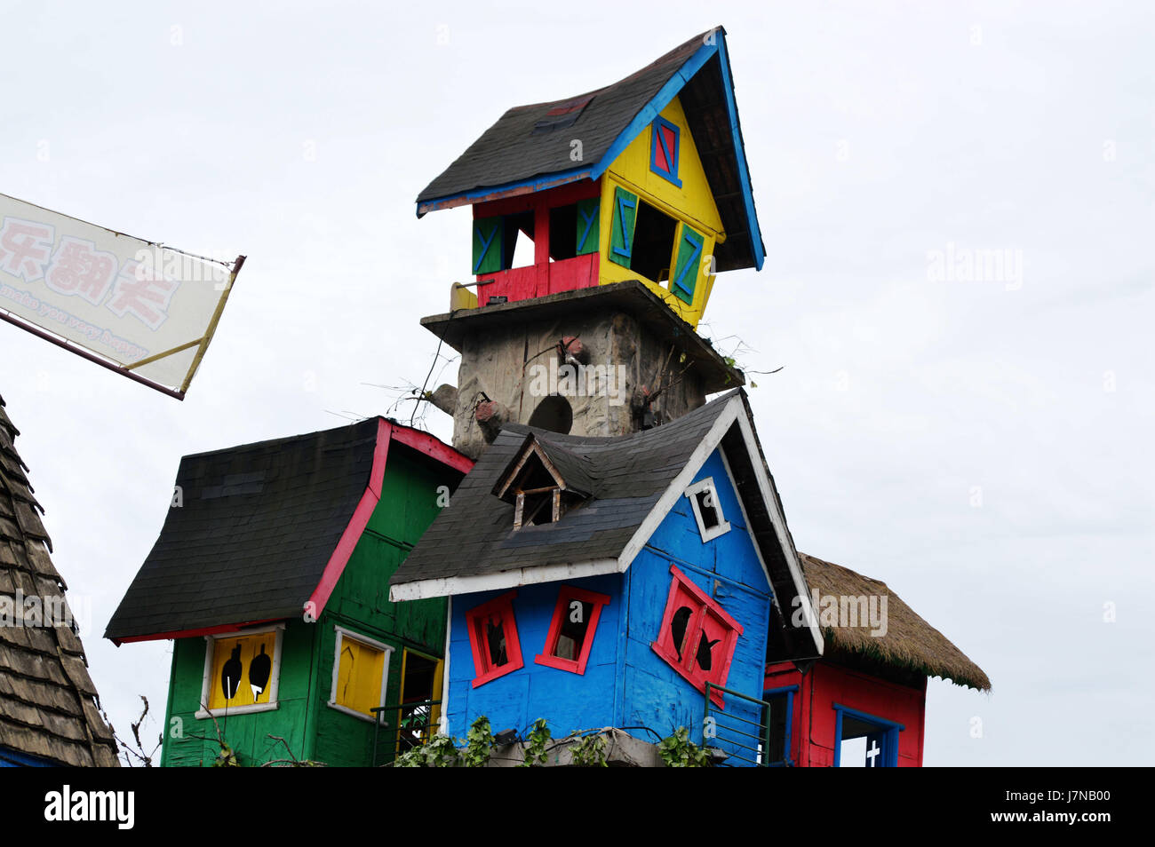 Chongqing, Chongqing, China. 25th May, 2017. The eye-catching 'tree ...