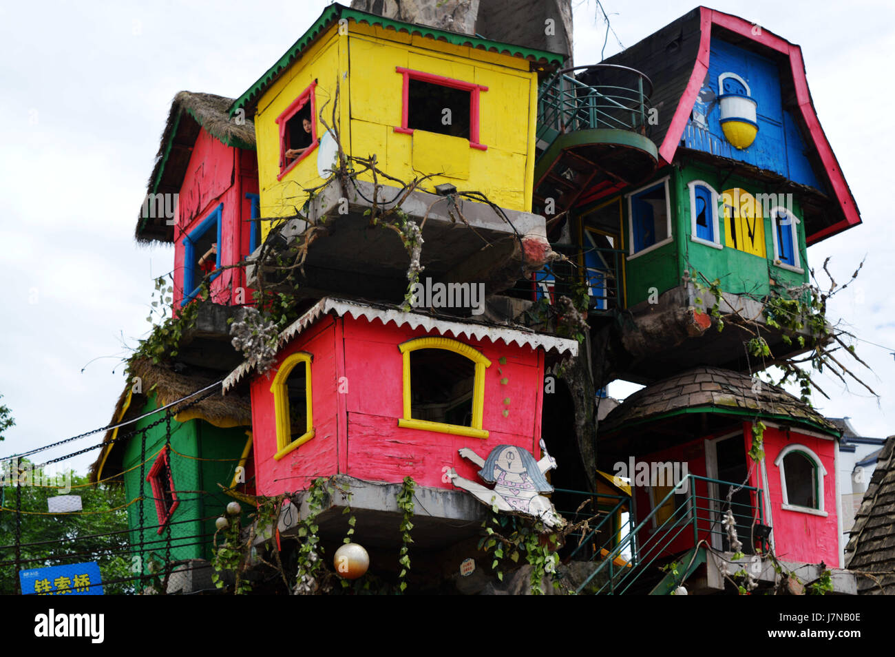 Chongqing, Chongqing, China. 25th May, 2017. The eye-catching 'tree ...