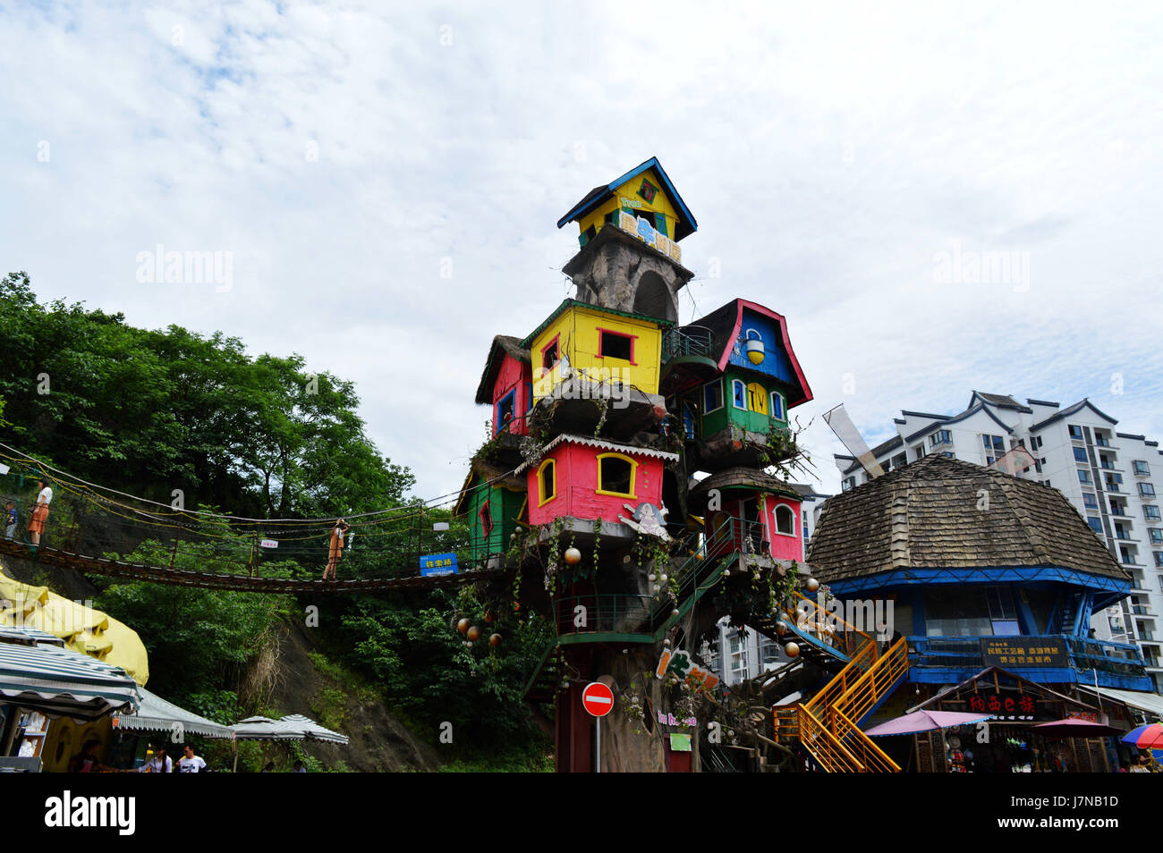 Chongqing, Chongqing, China. 25th May, 2017. The eye-catching 'tree ...