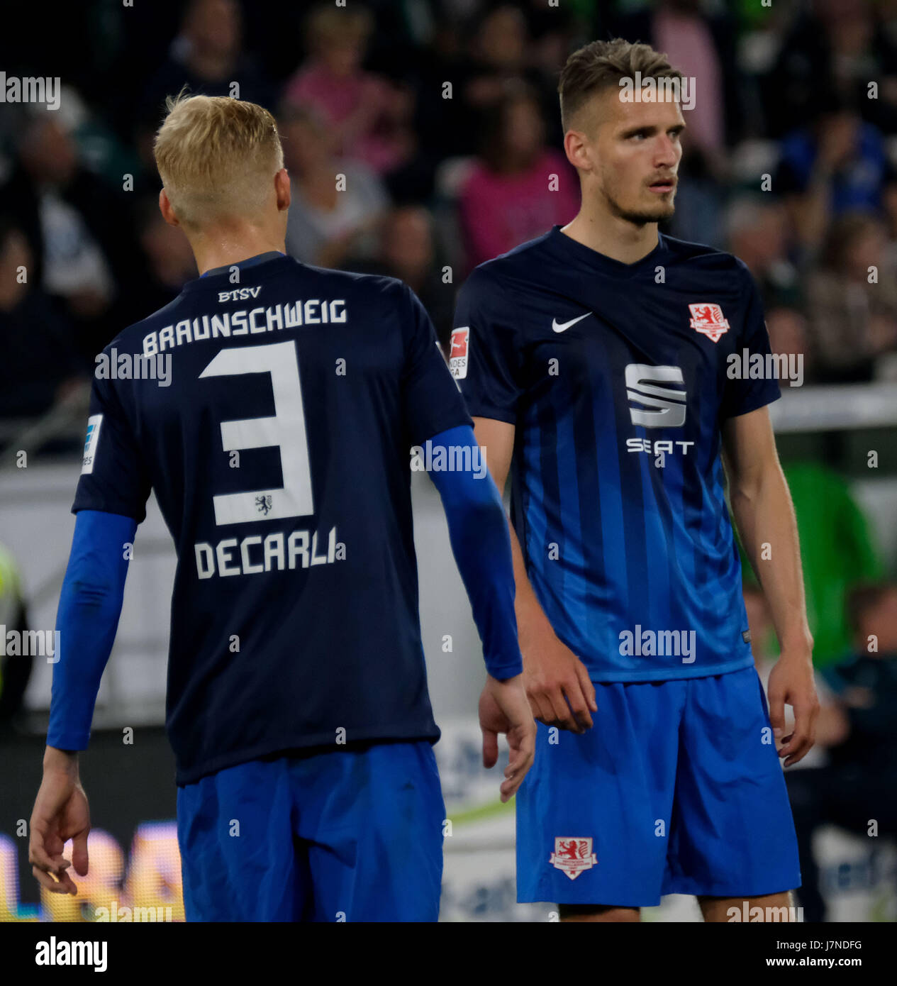 Wolfsburg, Germany. 25th May, 2017. Braunschweig's Saulo Decarli (L ...