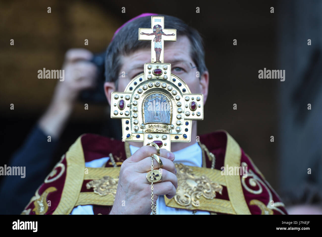 Archbishop Stephan Burger holds the Holy-Blood-Relic in his hands ...
