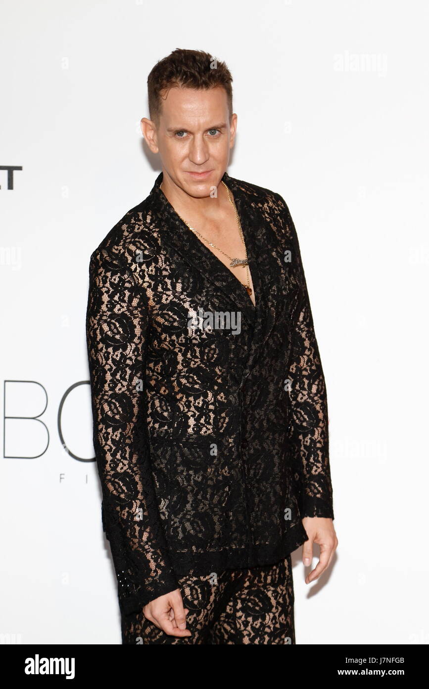 Cannes, France. 25th May, 2017. Jeremy Scott arrives at the amfAR Gala ...