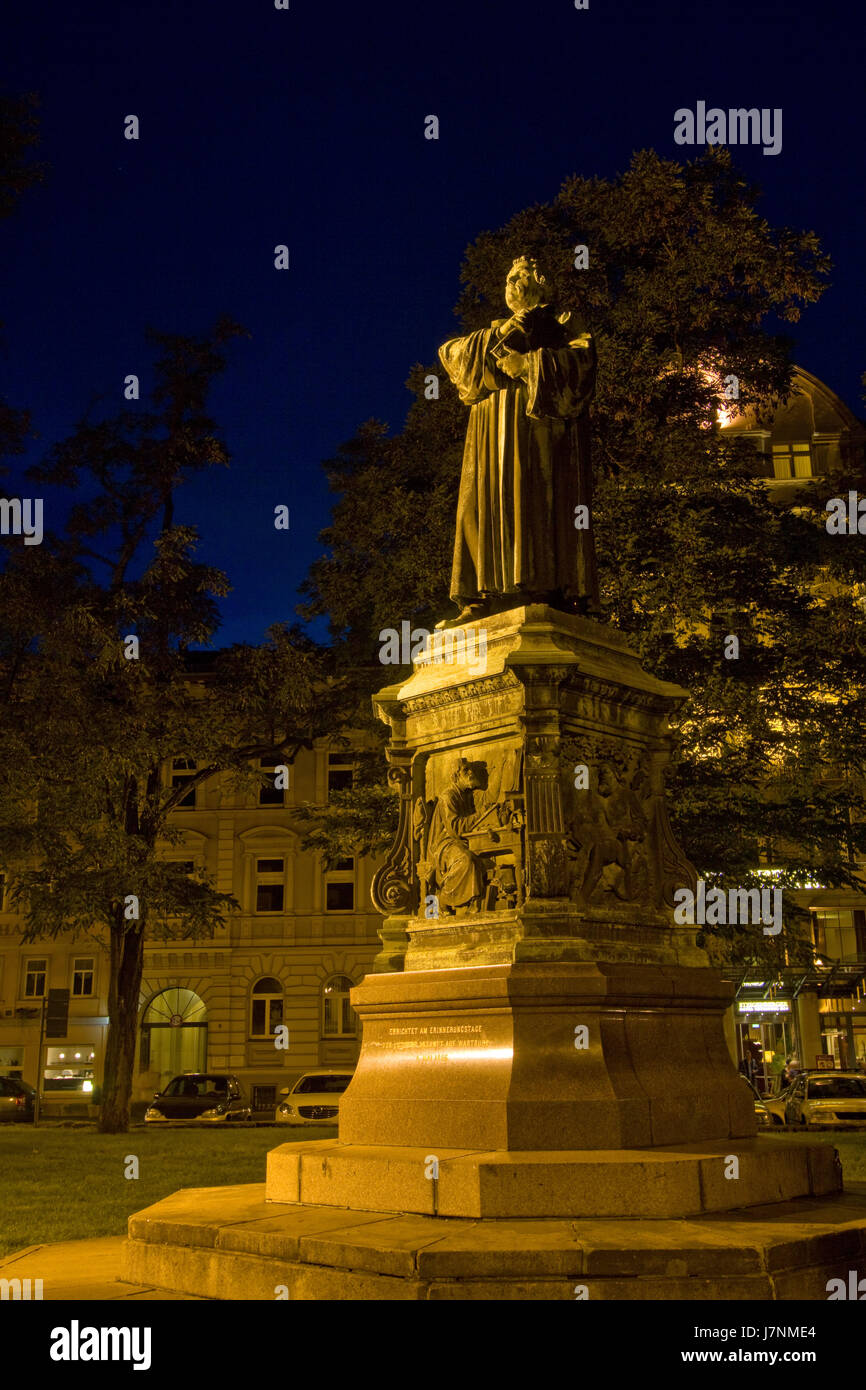 monument statue metal patina historical tree trees statue night ...