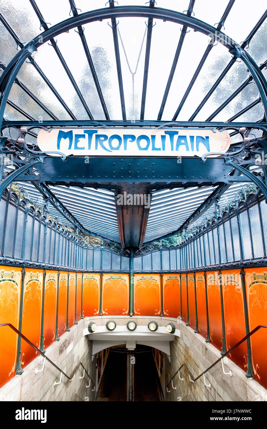 Porte dauphine metro hi-res stock photography and images - Alamy