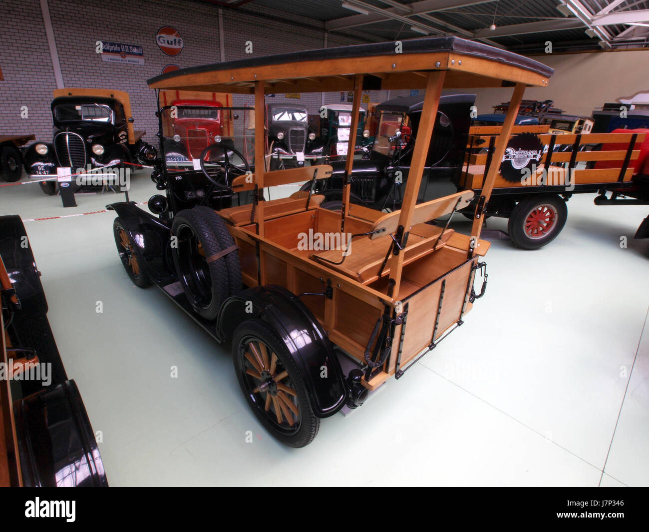 Mass production 1920s hi-res stock photography and images - Alamy