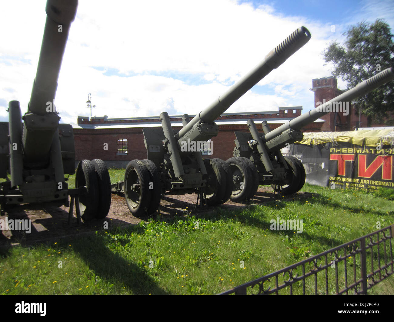 Howitzer gun hi-res stock photography and images - Alamy