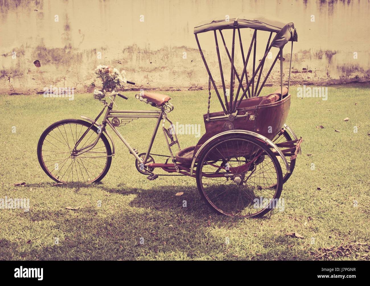 Vintage three wheeler bajaj tempo hi-res stock photography and images ...