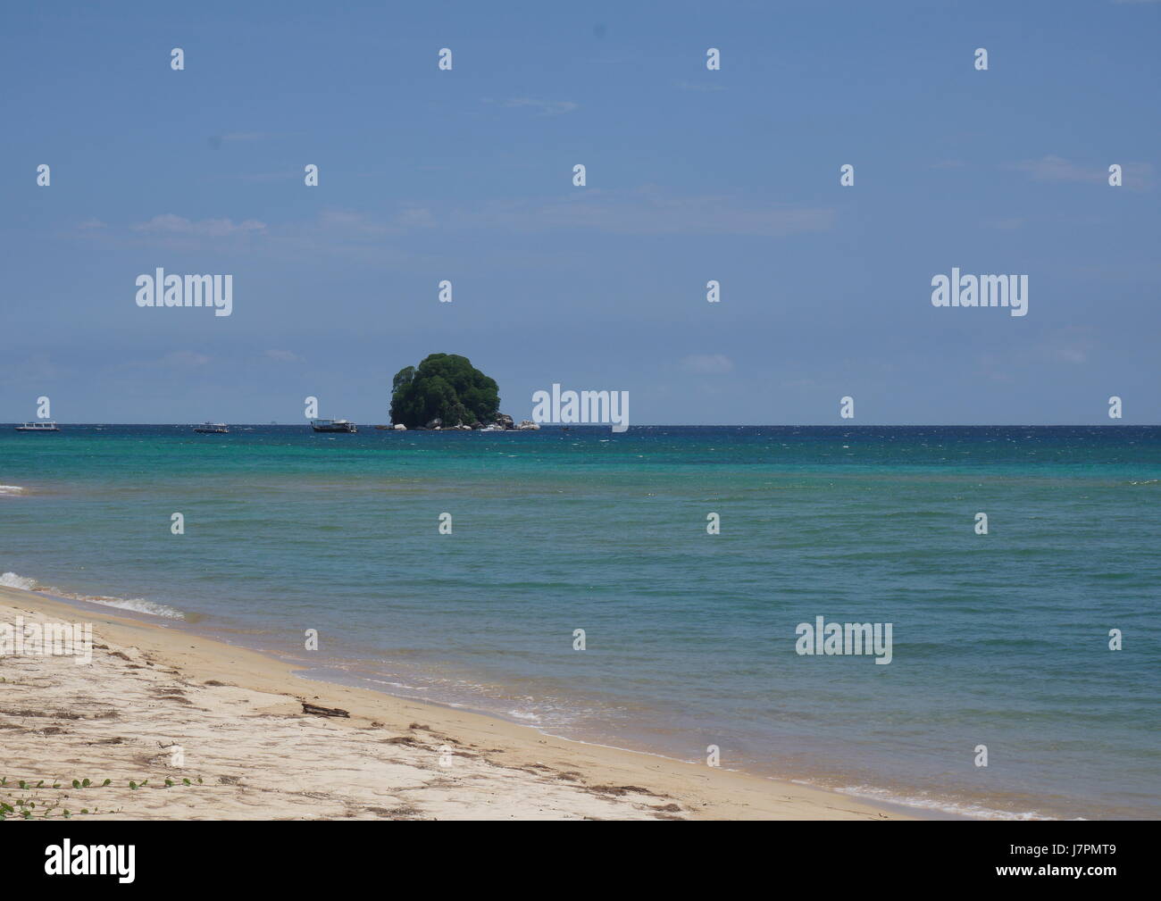 Blue waters island hi-res stock photography and images - Alamy