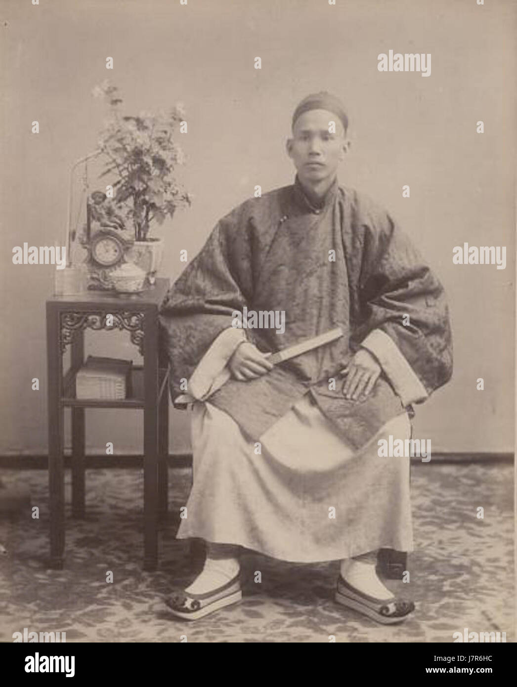 Chinese American Man in Traditional Dress Stock Photo - Alamy