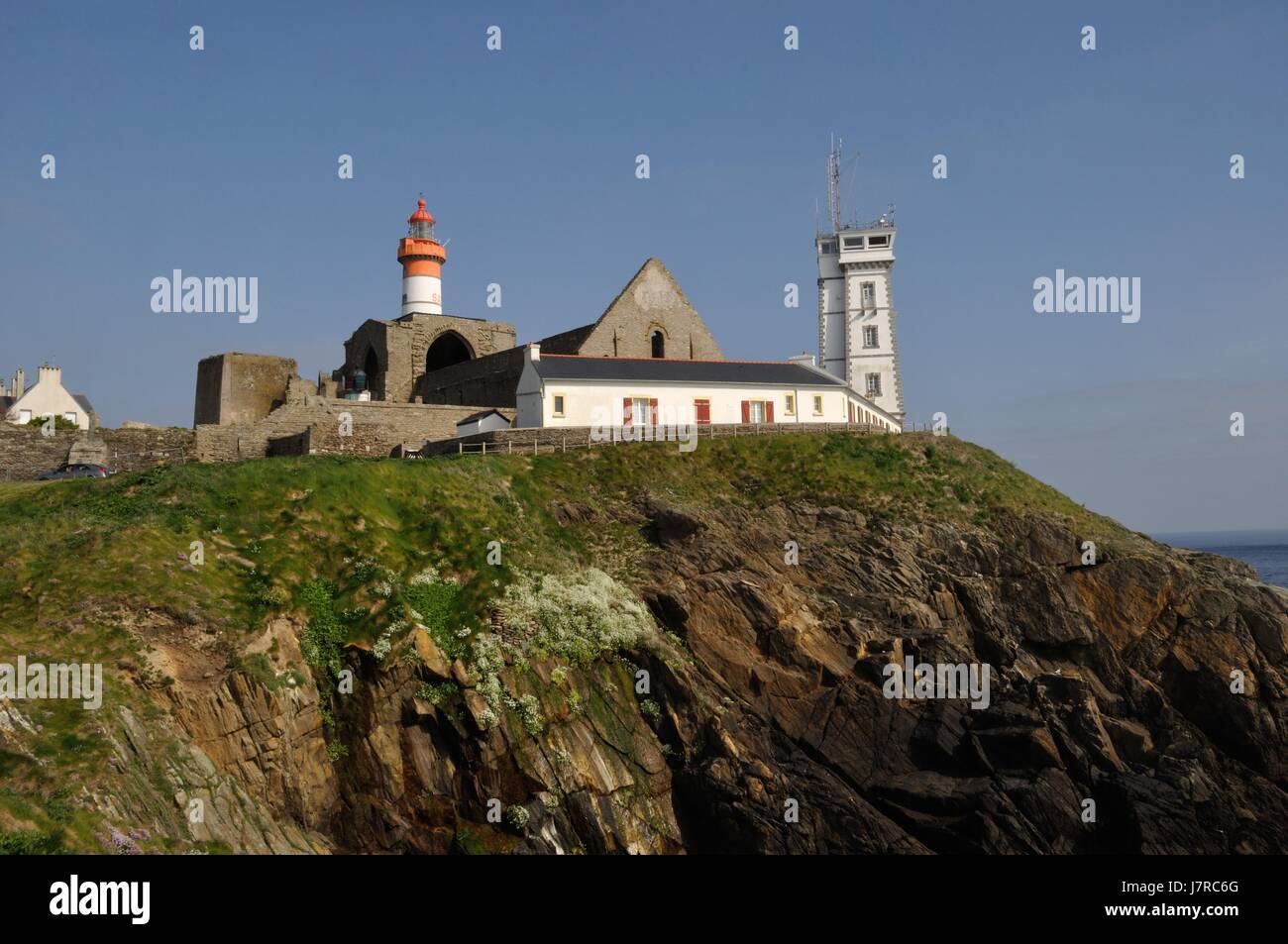 29. Phare de la Pointe St Mathieu et abbatiale Stock Photo - Alamy