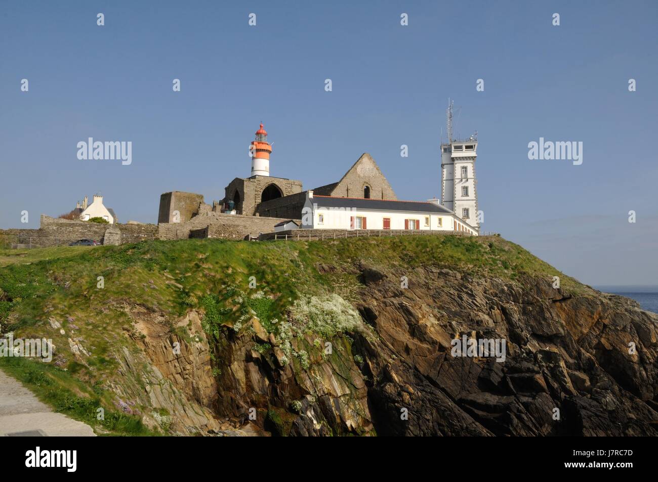 29. Phare de la Pointe St Mathieu et abbatiale Stock Photo - Alamy