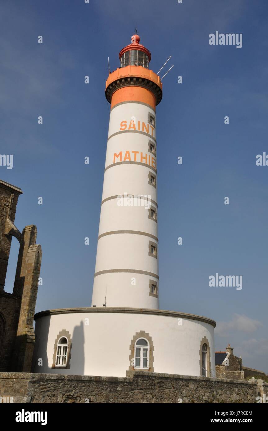 29. Phare de la Pointe St Mathieu et abbatiale Stock Photo - Alamy