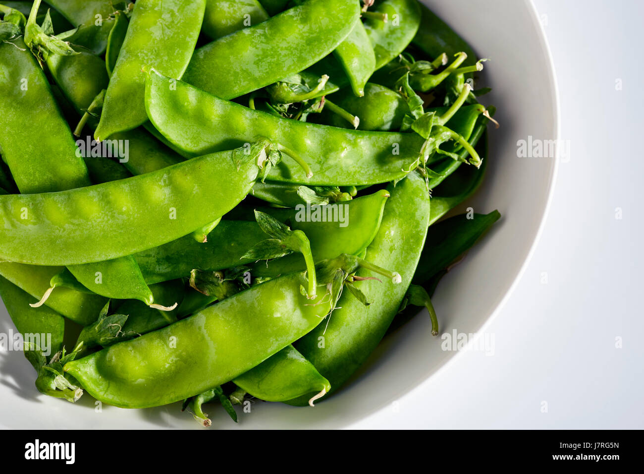 freshly picked snow peas from Pennsylvania, USA Stock Photo - Alamy