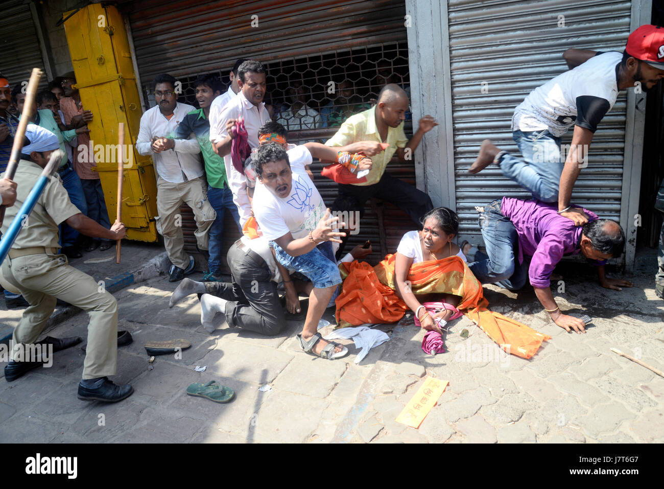 Kolkata, India. 25th May, 2017. Police lathi charge or baton charge ...