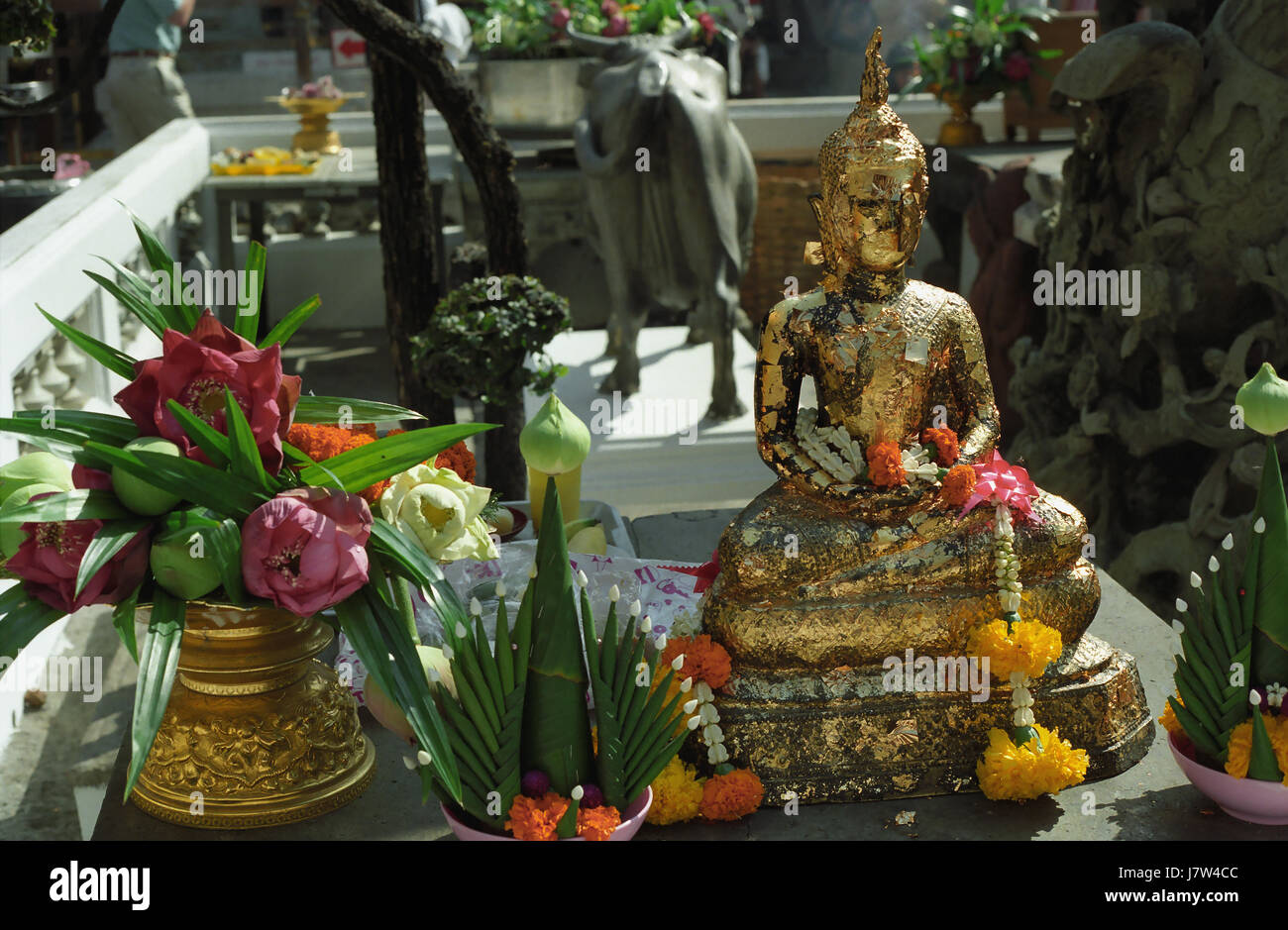 Bangkok temple offerings hi-res stock photography and images - Alamy