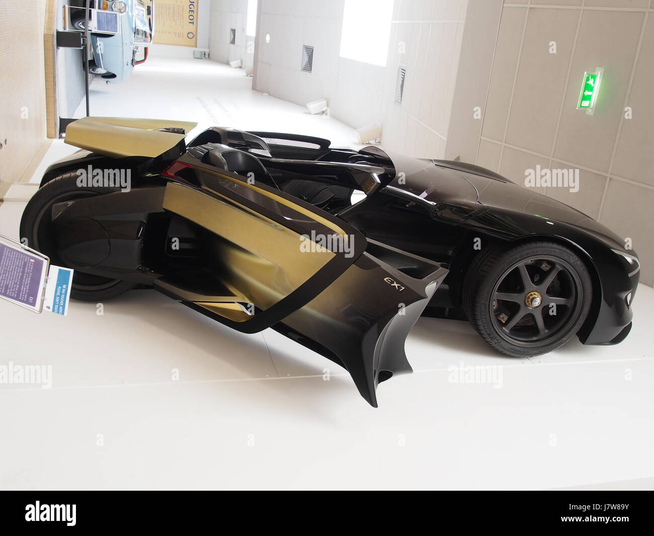 The 2010 Peugeot EX1 is an electric concept car that combines ...