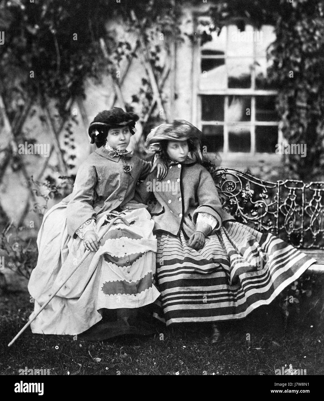 The painting 'Alice e Victoria em Osborn' depicts a moment between two ...