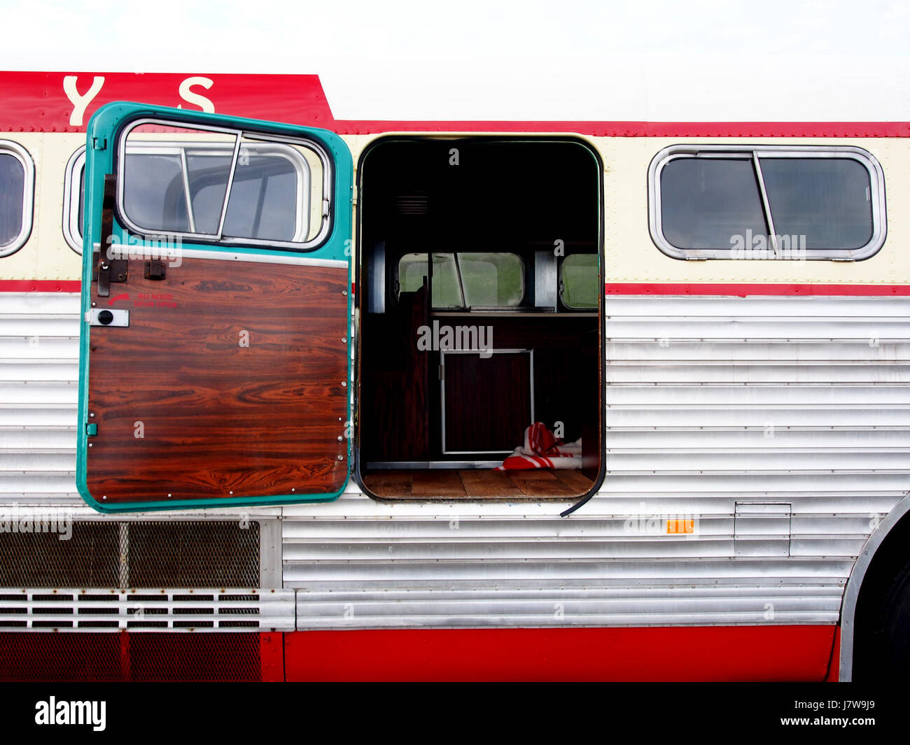 The 1952 GMC Silver Eagle (M3 CQ, PD4103) is a classic bus model known ...