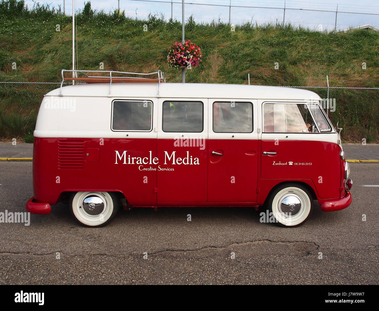The 1965 Volkswagen 23 bus is an iconic vehicle from the mid-20th ...