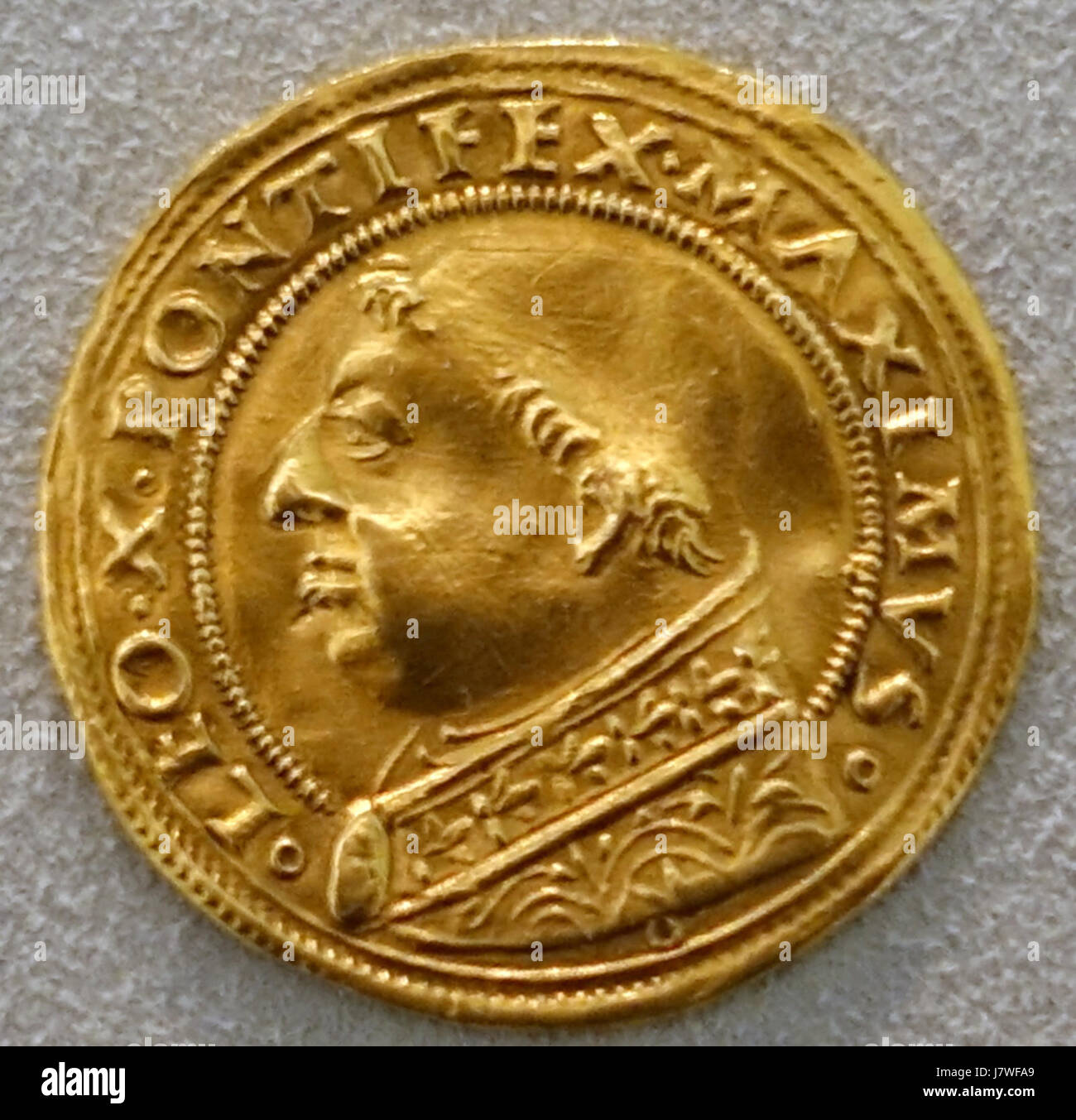 This 2.5 ducats coin, minted during the papacy of Pope Leo X, is a ...