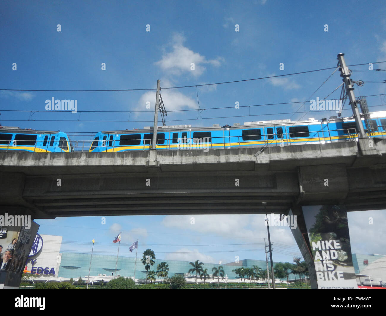 09967 North Avenue MRT Station EDSA Metro Rail Transit Line 4 LRVs ...