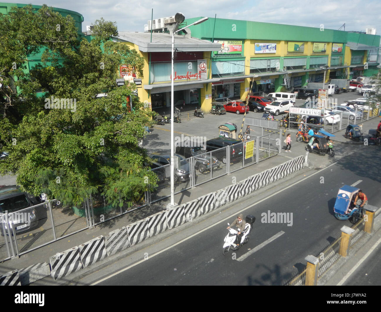 Photograph of the pedestrian footbridge near Puregold Tayuman on Juan ...
