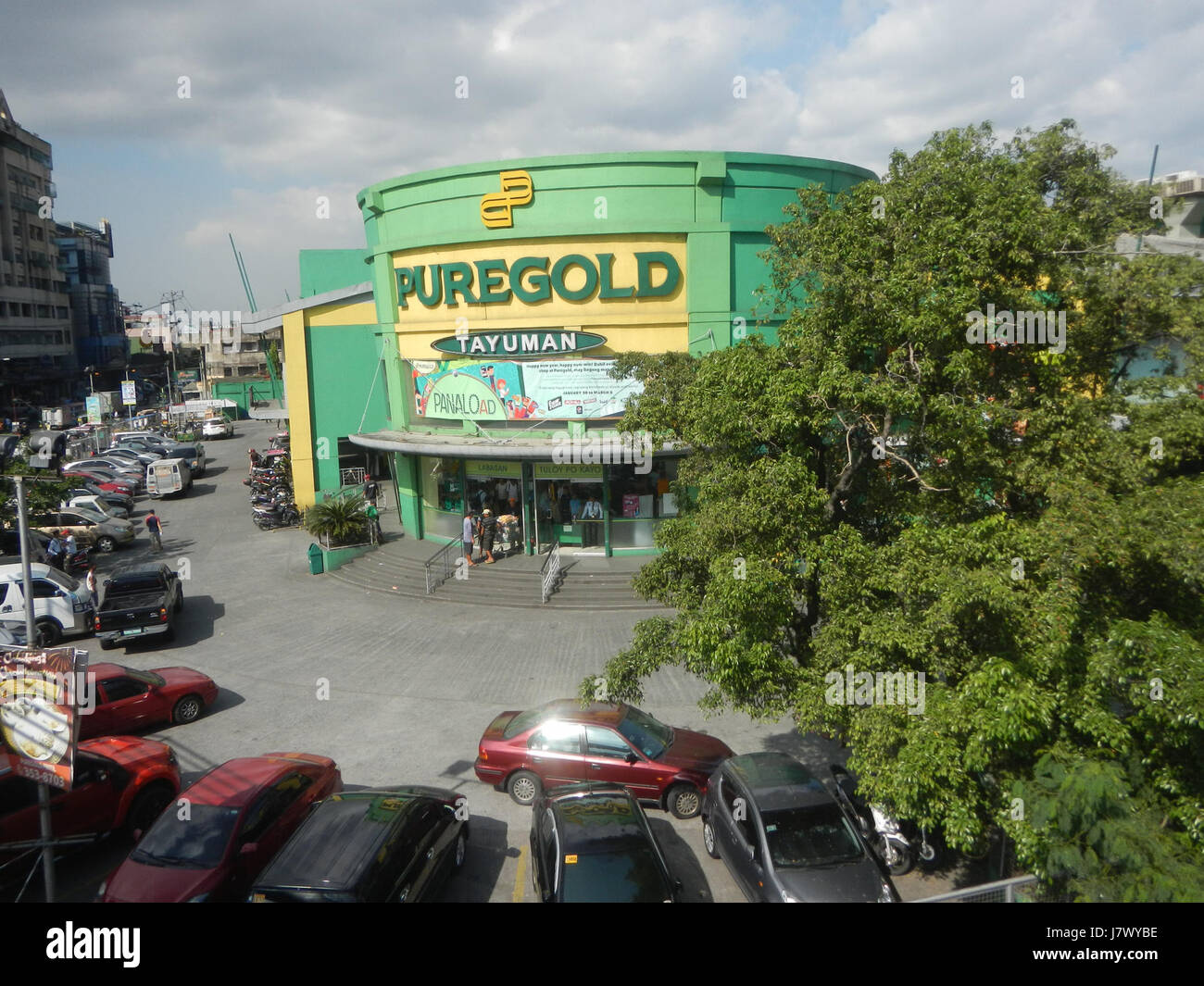 The pedestrian footbridge in the Tayuman area of Tondo, Manila ...
