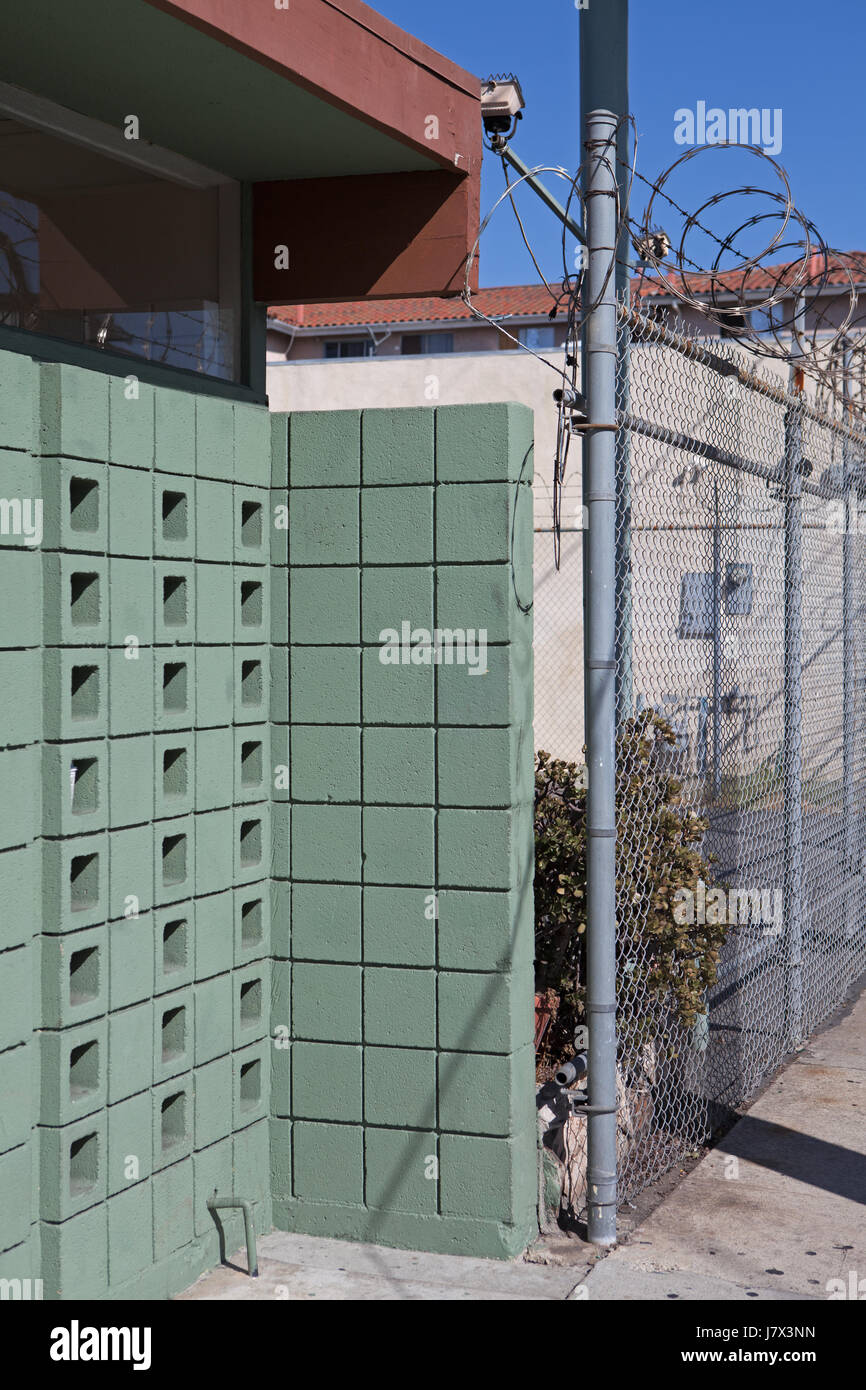 Cinder block fence hi-res stock photography and images - Alamy
