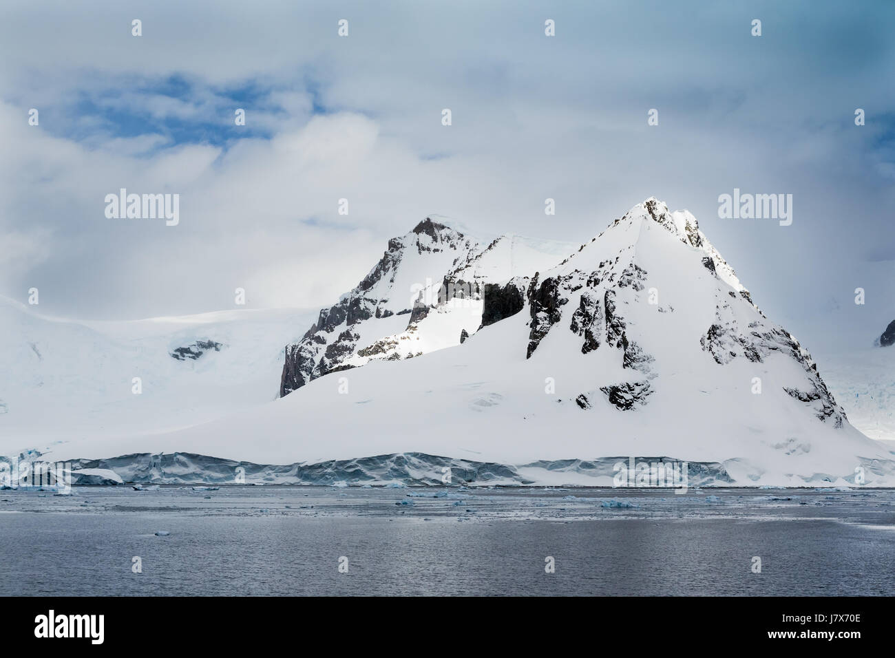 Antarctica mountains covered in fresh snow Stock Photo - Alamy