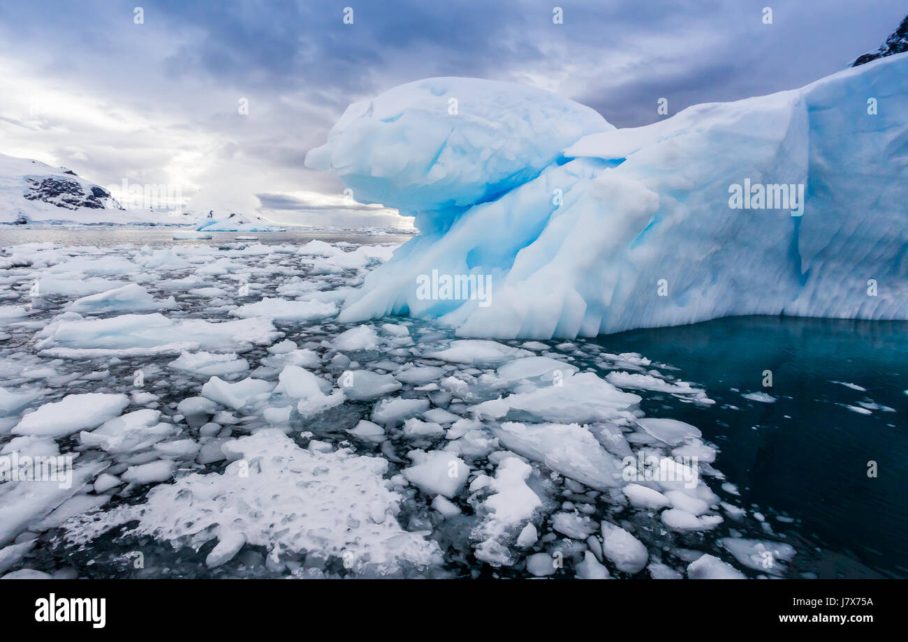 Dangerous pack ice gathers in harbor Stock Photo - Alamy