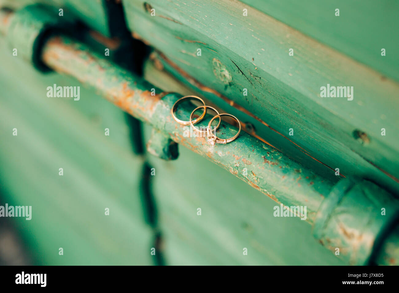 Wedding rings on the green the bolt metal lock Stock Photo - Alamy