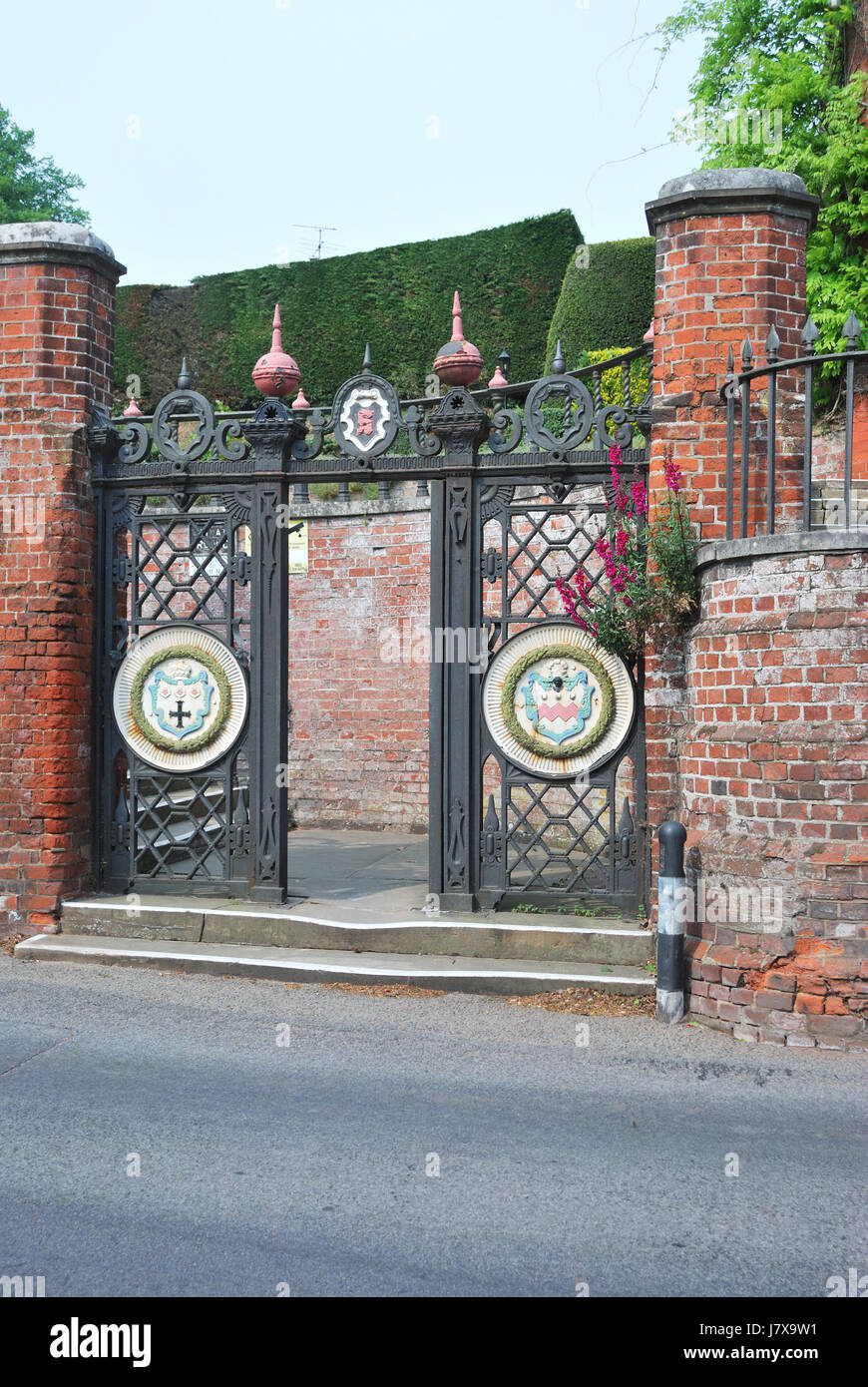 Black gates hi-res stock photography and images - Alamy