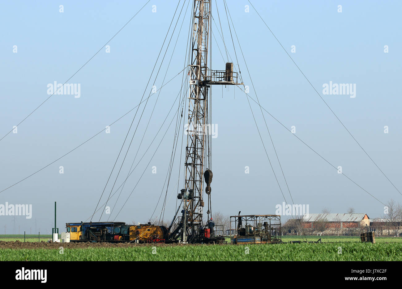 oil drilling rig and workers Stock Photo - Alamy