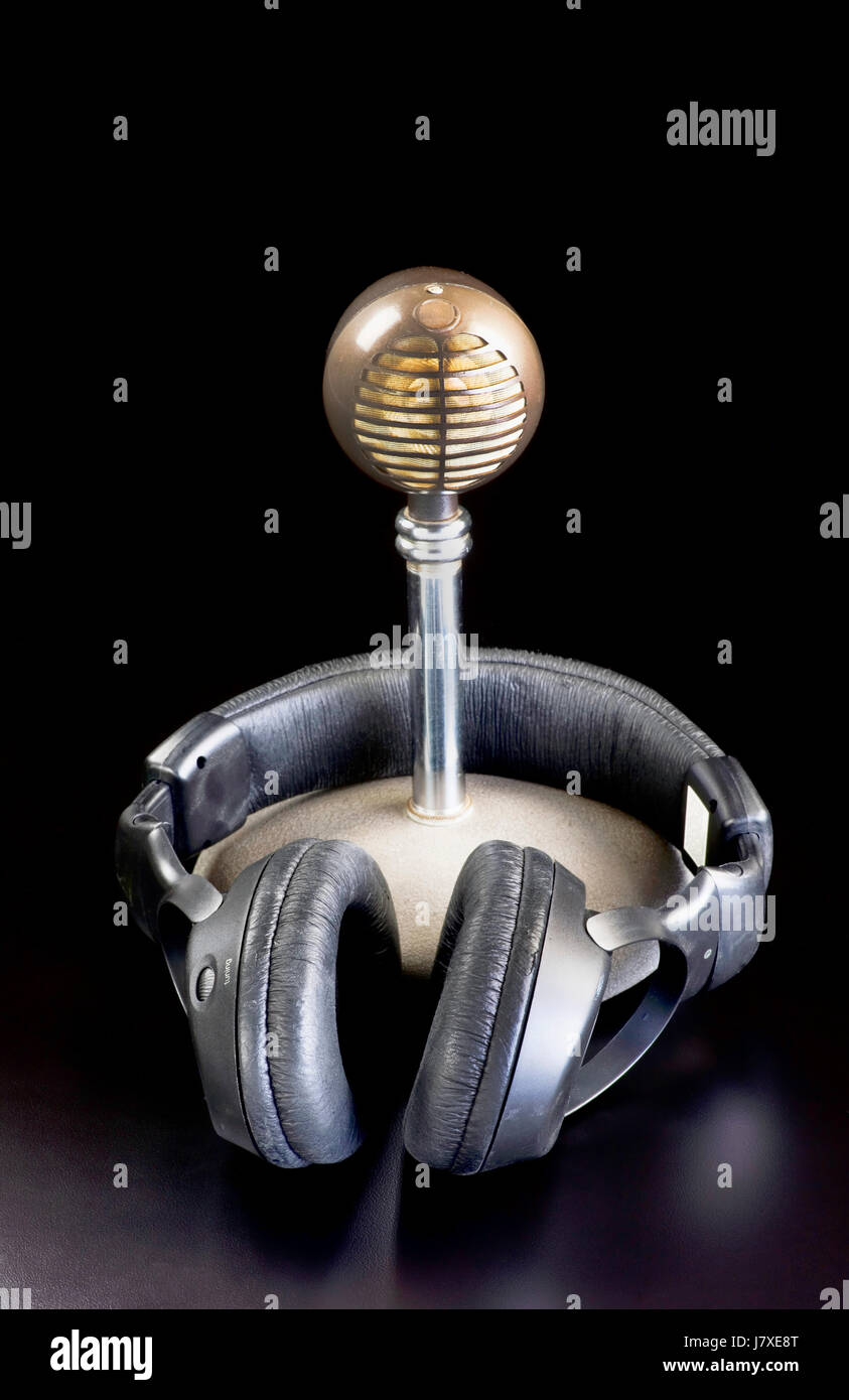 Old school microphone hi-res stock photography and images - Alamy