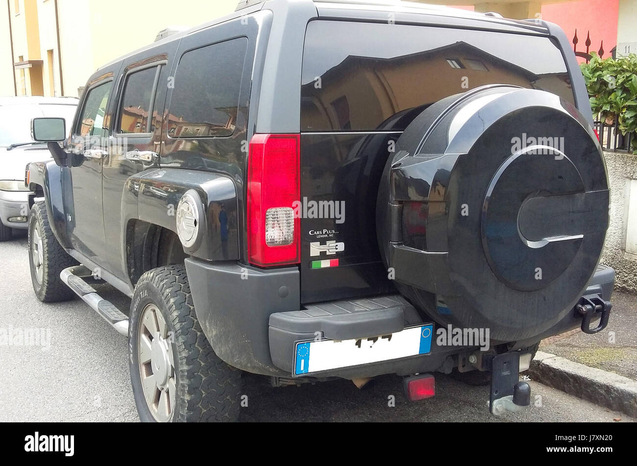 The 2005 Hummer H3 features a rugged, off-road vehicle design, equipped ...