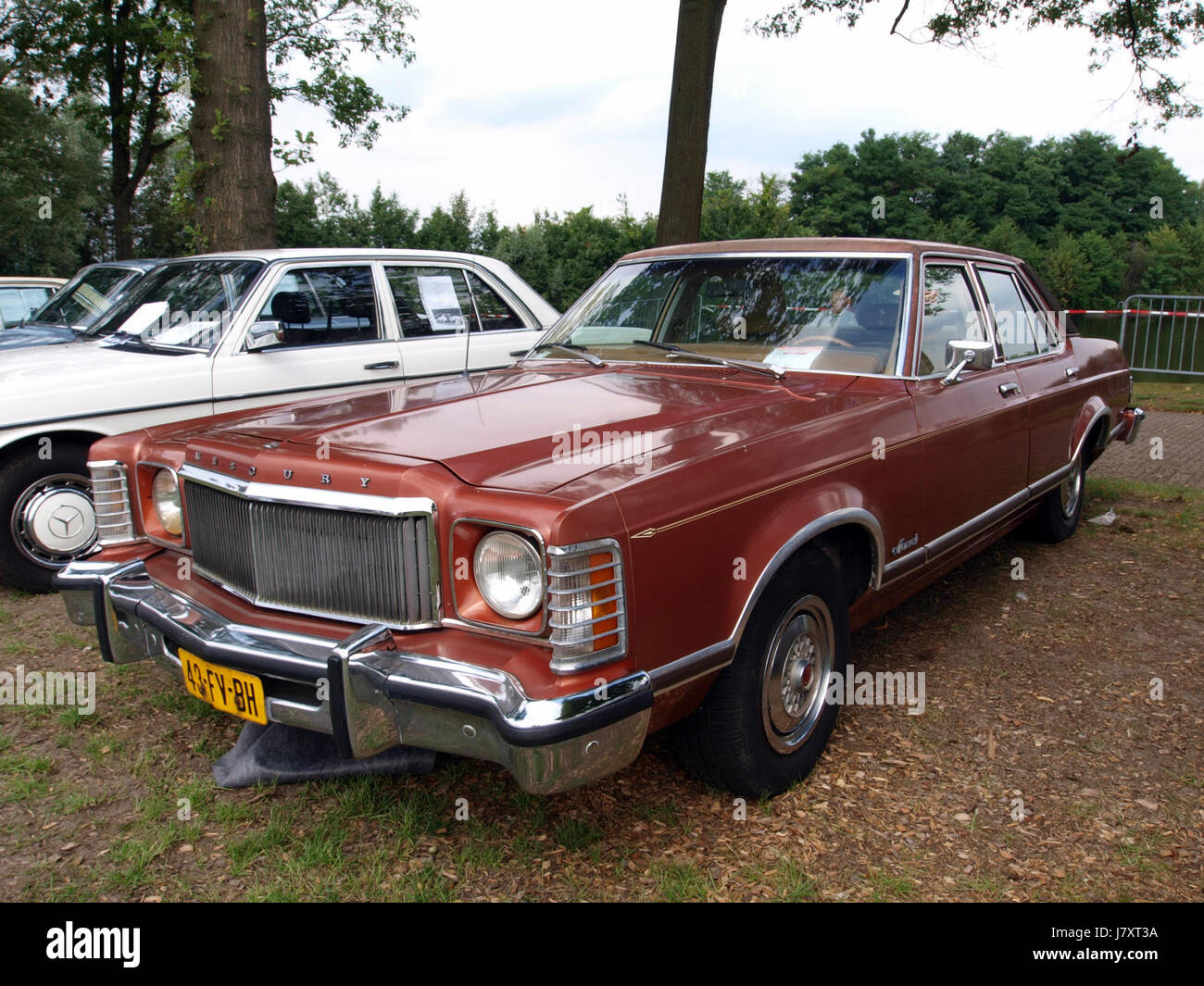 The 1975 Mercury Monarch GHIA is a luxury car model from the mid-1970s ...