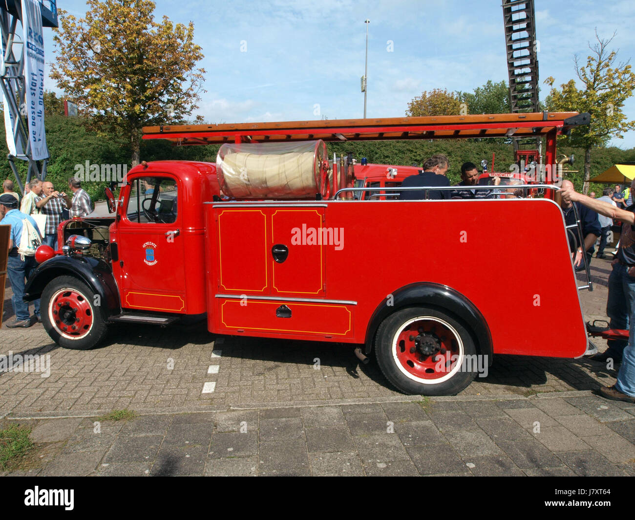 The 1955 Bedford MLC is a military vehicle designed for transporting ...