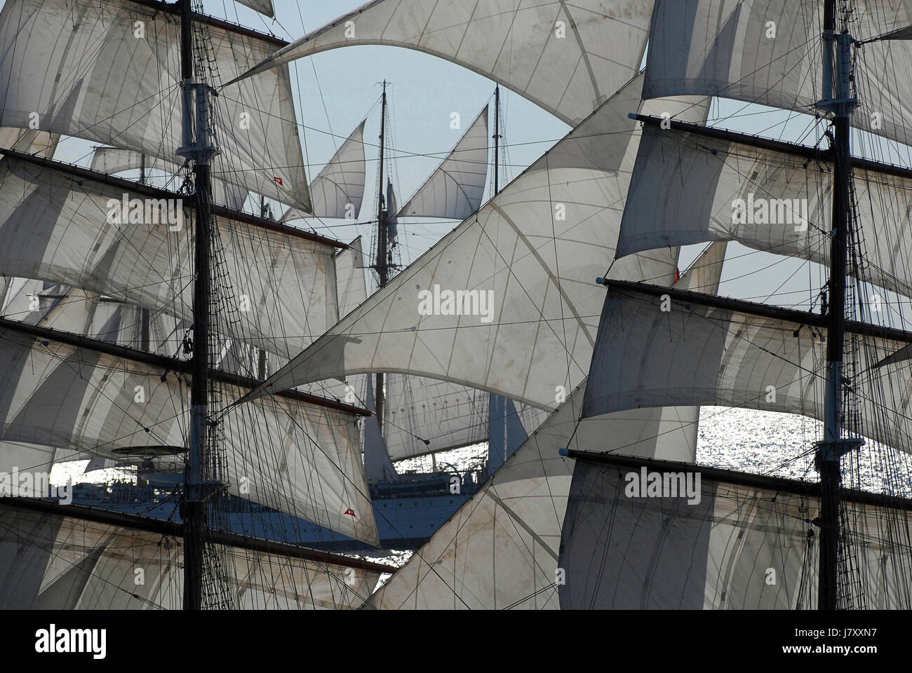 Full rigged tall ships hi-res stock photography and images - Alamy