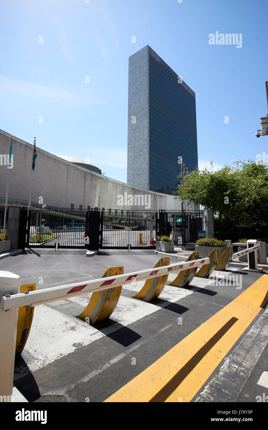 security barriers and vehicle access to the United Nations building New ...