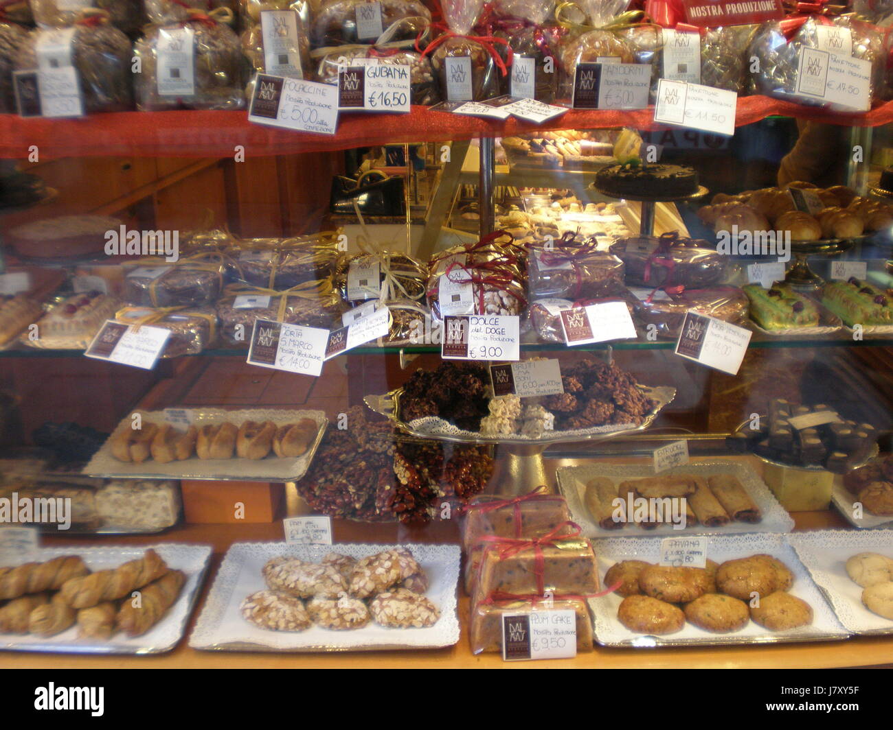 Cake shop window in Venice Italy Stock Photo - Alamy Cake shop window in Venice Italy Stock Photo - Alamy