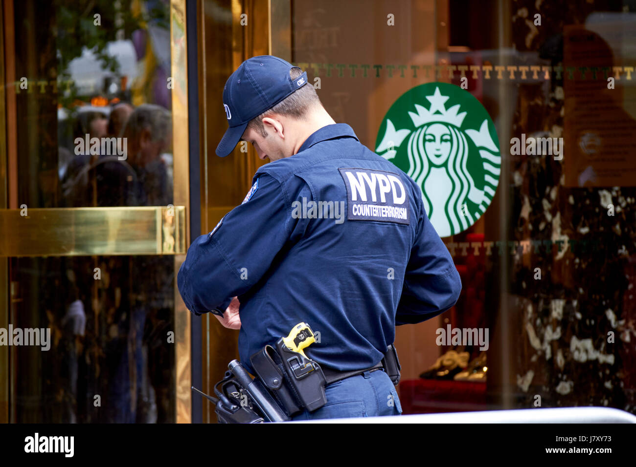 nypd counter terrorism protective security detail outside trump tower ...