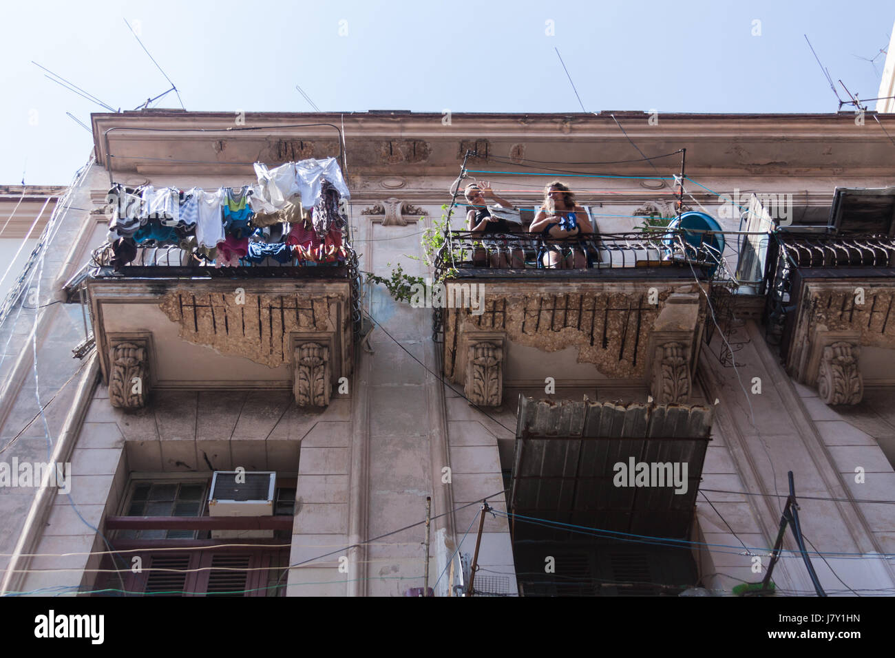 Havana poor housing hi-res stock photography and images - Alamy