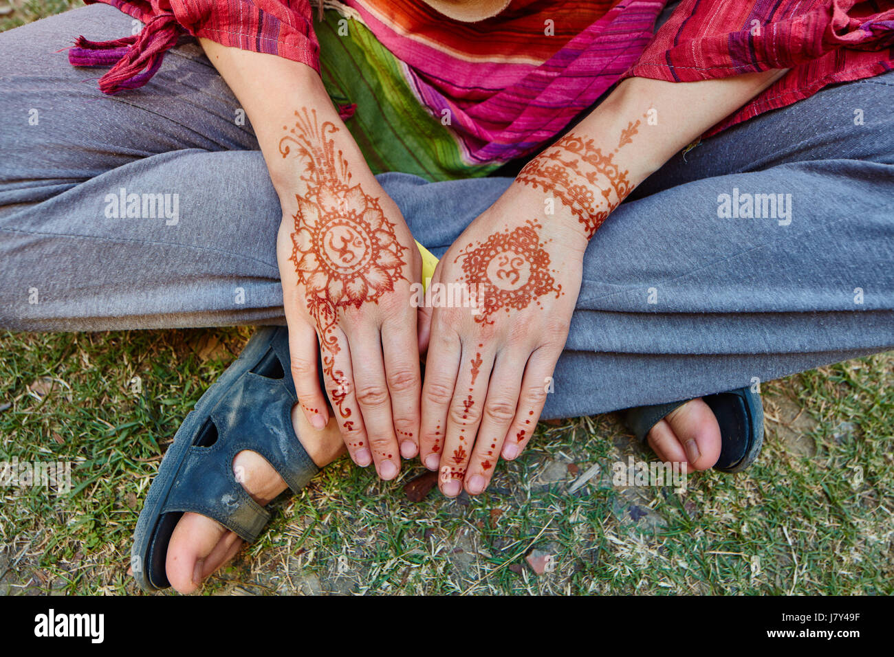 Woman hand black mehndi hi-res stock photography and images - Alamy