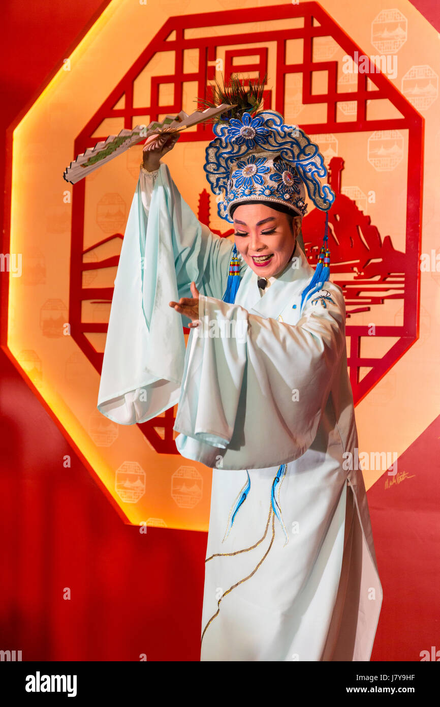 Wenzhou, Zhejiang, China. Opera Singer Performing Stock Photo - Alamy