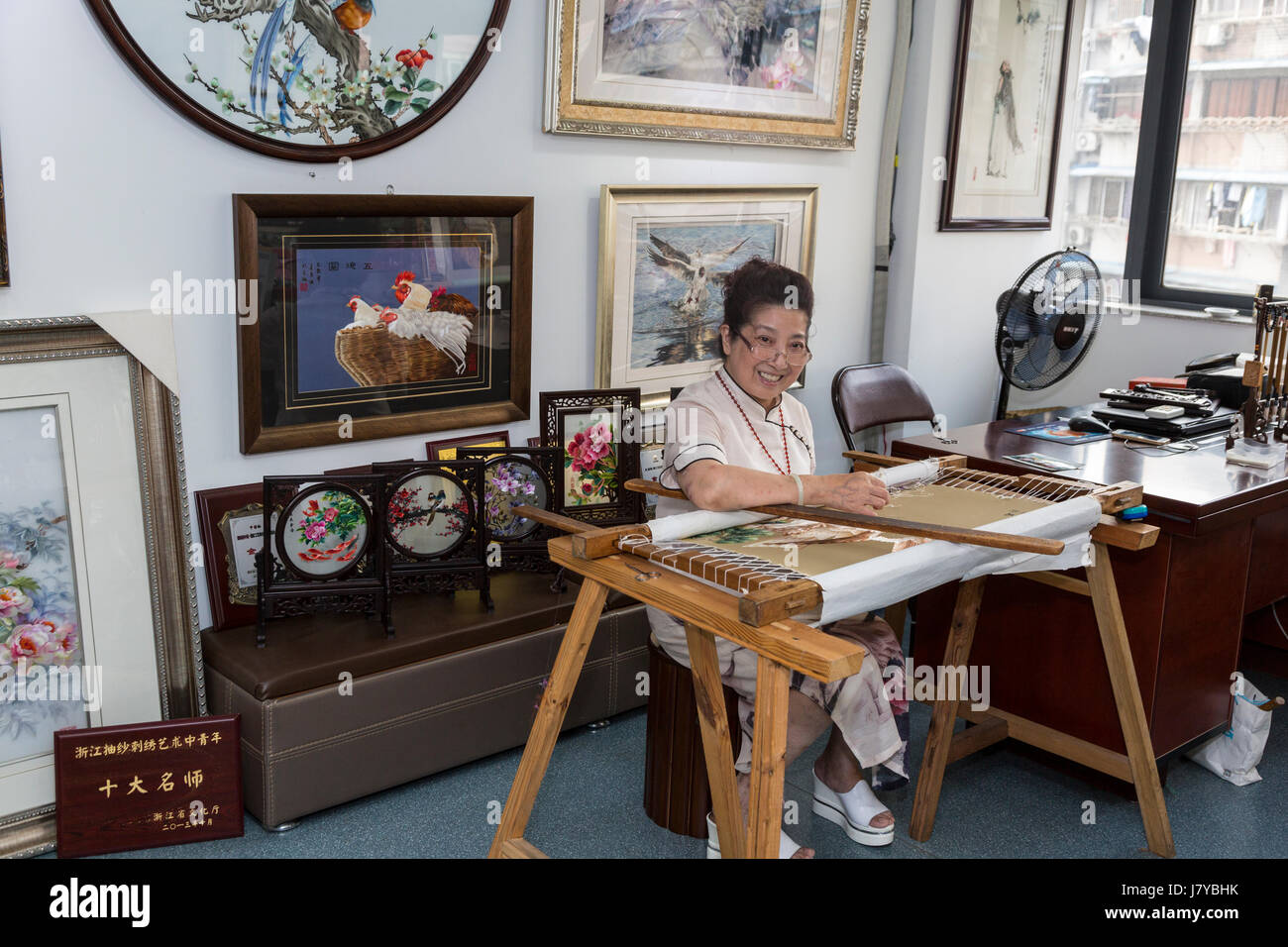 Chinese arts and crafts hi-res stock photography and images - Alamy