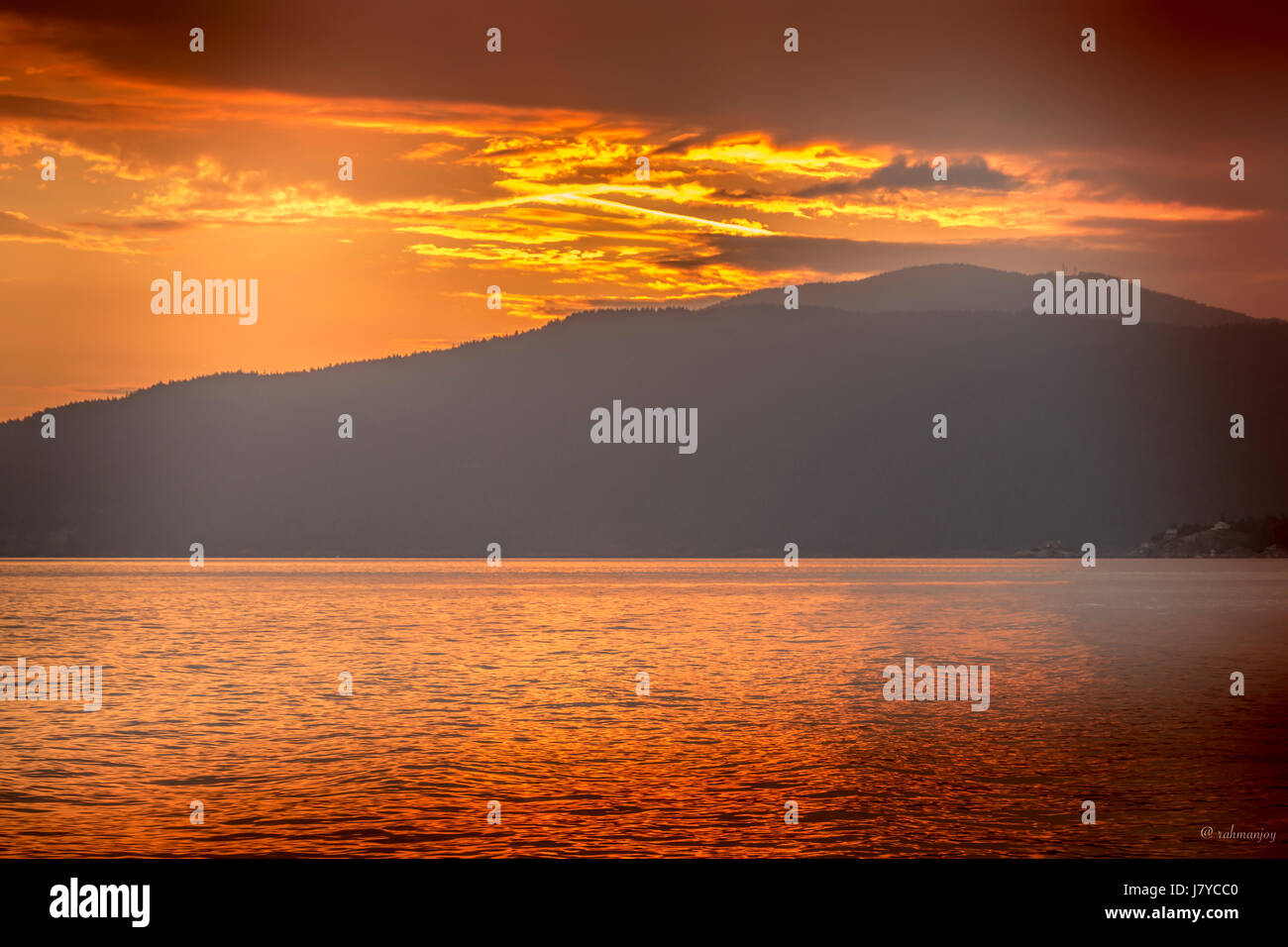 Twilight over water hi-res stock photography and images - Alamy