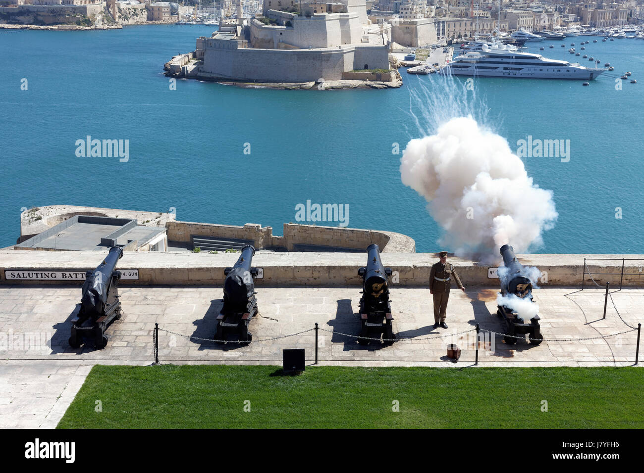 Saluting Battery, cannon shot at 12 noon, cannon salute, view of Fort ...
