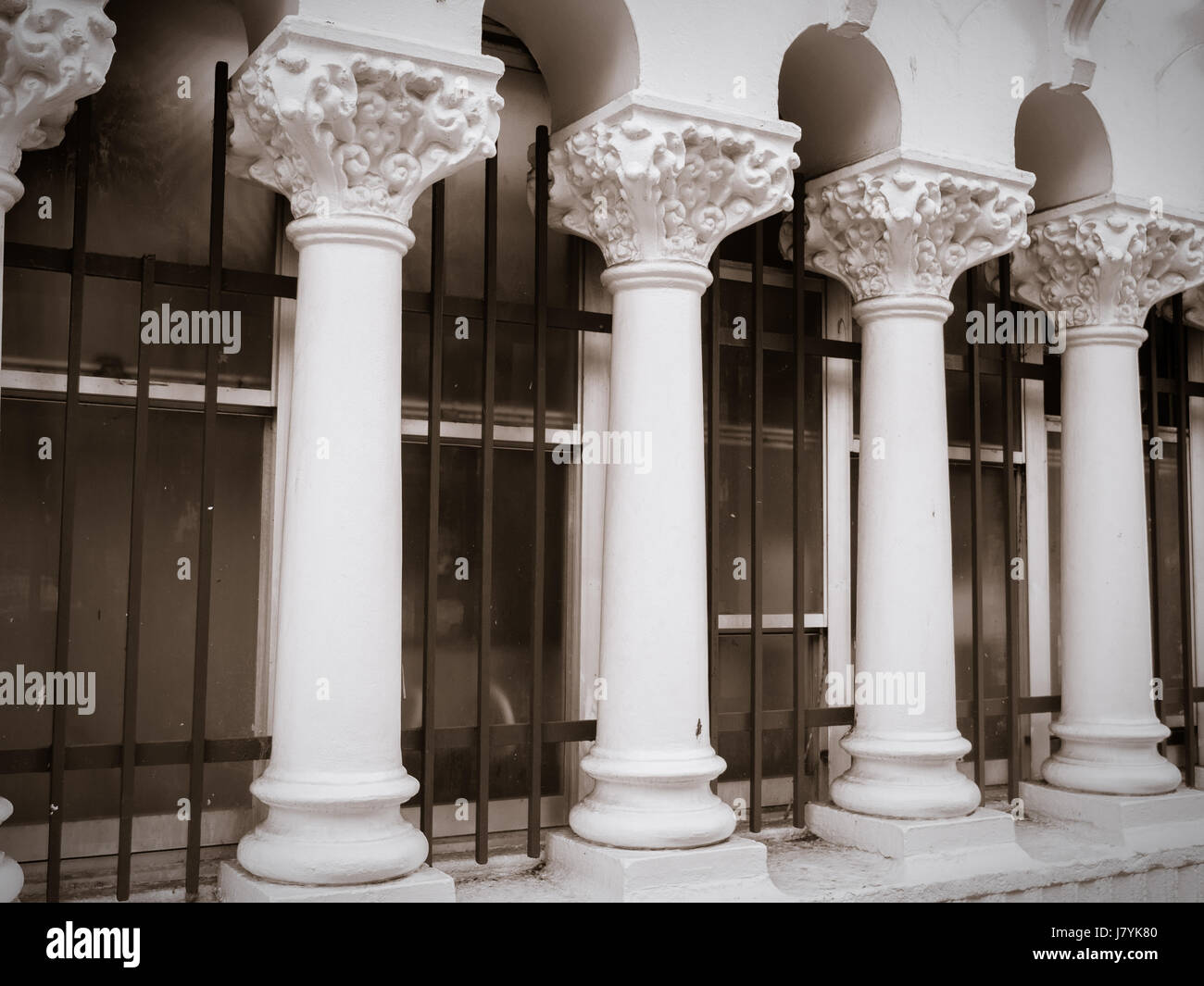 Repeating columns hi-res stock photography and images - Alamy