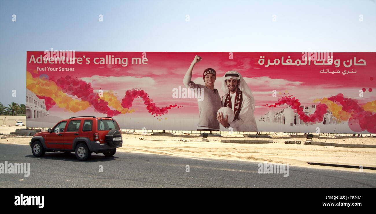 Qatar desert 4x4 hi-res stock photography and images - Alamy